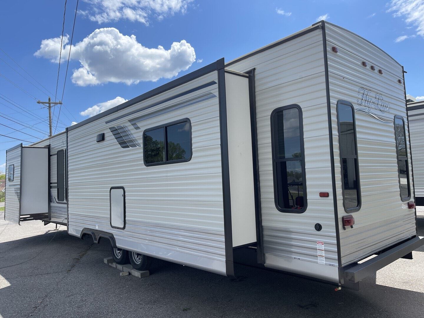 2023 Hy-Line HY44IKDN For Sale in Benton - RV Trader
