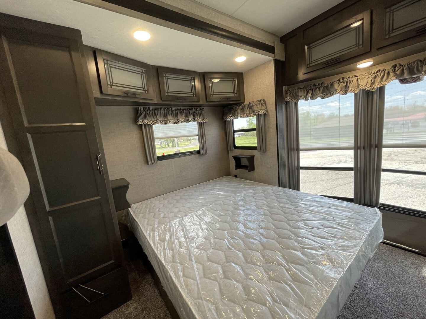 New 2023 Hy-Line HY44IKDN in Benton, KY - RV Trader