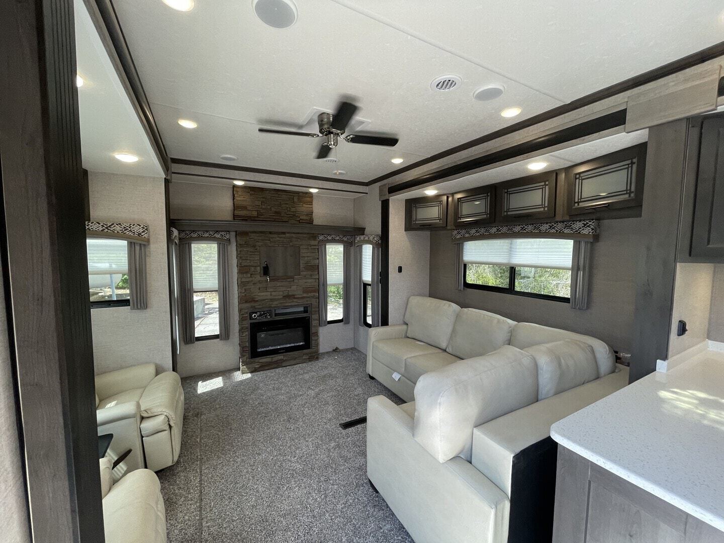 New 2023 Hy-Line HY44IKDN For Sale in Benton, KY - 5025761557 - RV Trader