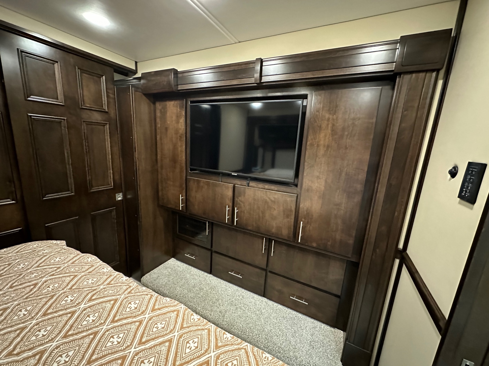 Classic 45CBF For Sale - Renegade Class C RVs - Class C Motorhomes - RV ...