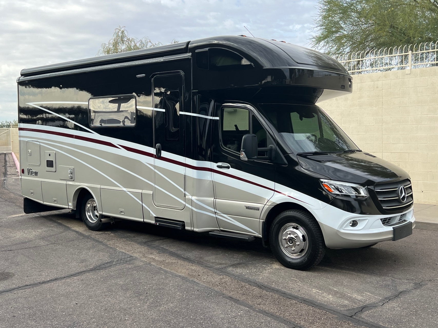 Arizona Sleeps 6 - 2021 24D View For Sale - Winnebago Class C RVs ...